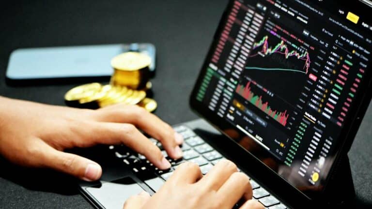 Web Development vs Mobile App Development: A 2025 Comparison